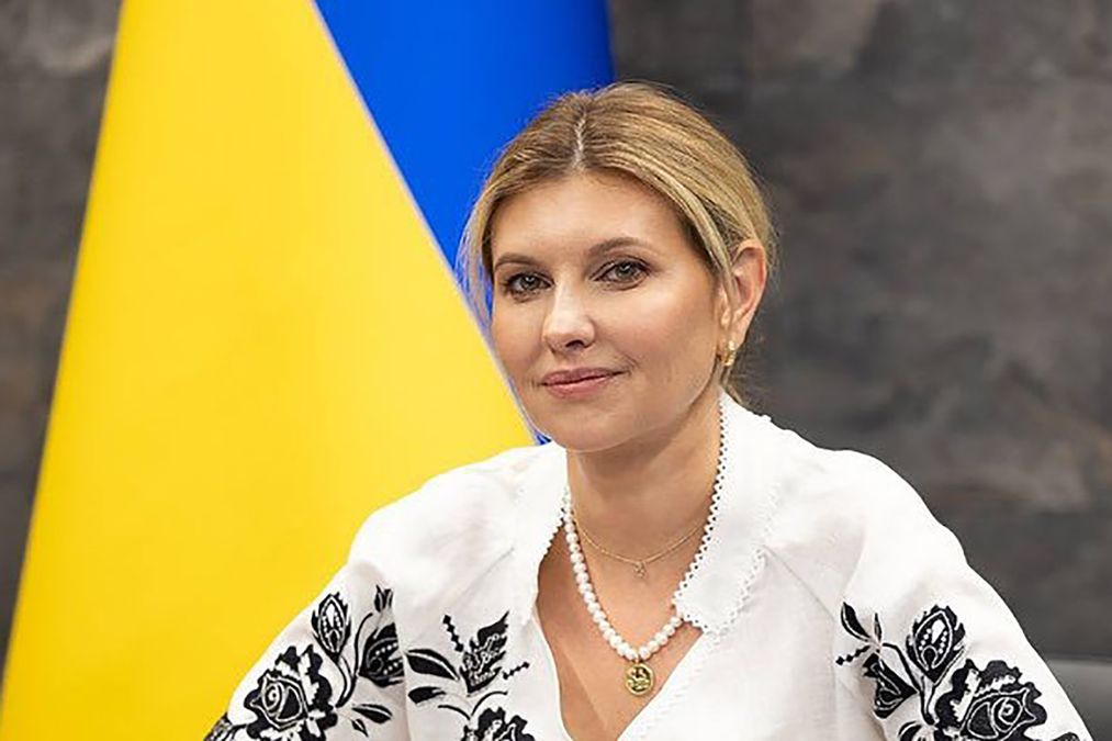 Олена Зеленська одягнула вишиванку на День українського прапора фото